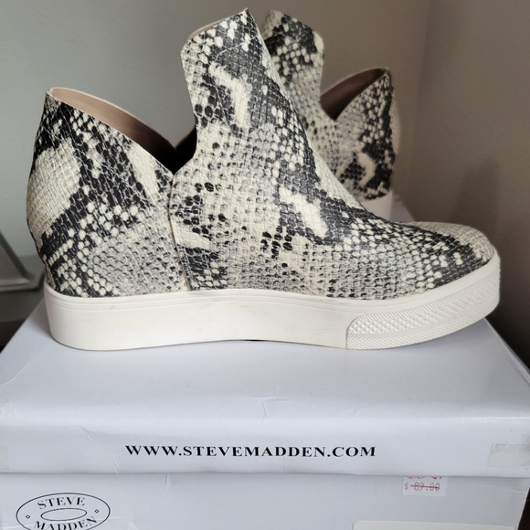 Steve Madden | Shoes | Ivory Snakeskin Pattern Wedge Slip On Size 65 ...